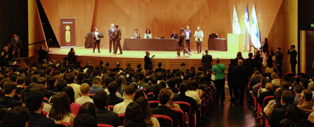 423 estudiantes recibieron sus diplomas de licenciatura en emotiva ...